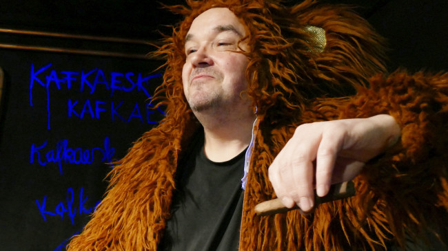 KAFKA – Eine kafkaesk-klug-komische Kunst-Groteske : Theater